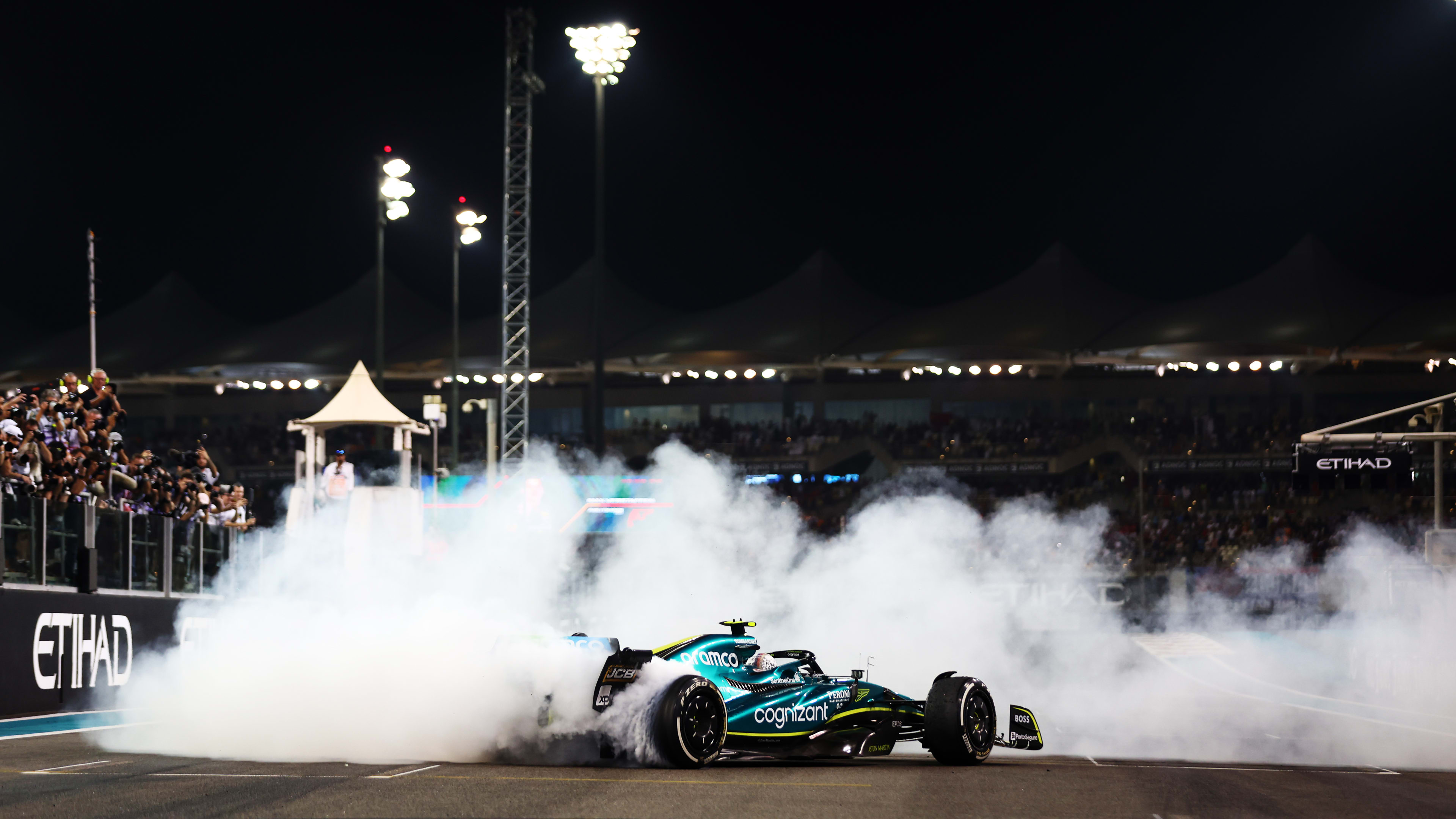 Sebastian Vettel performing donuts in Abu Dhabi [via Dan Istitene] : r ...